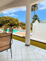 Pequenos-almoços e jantares servidos, junto à piscina 
