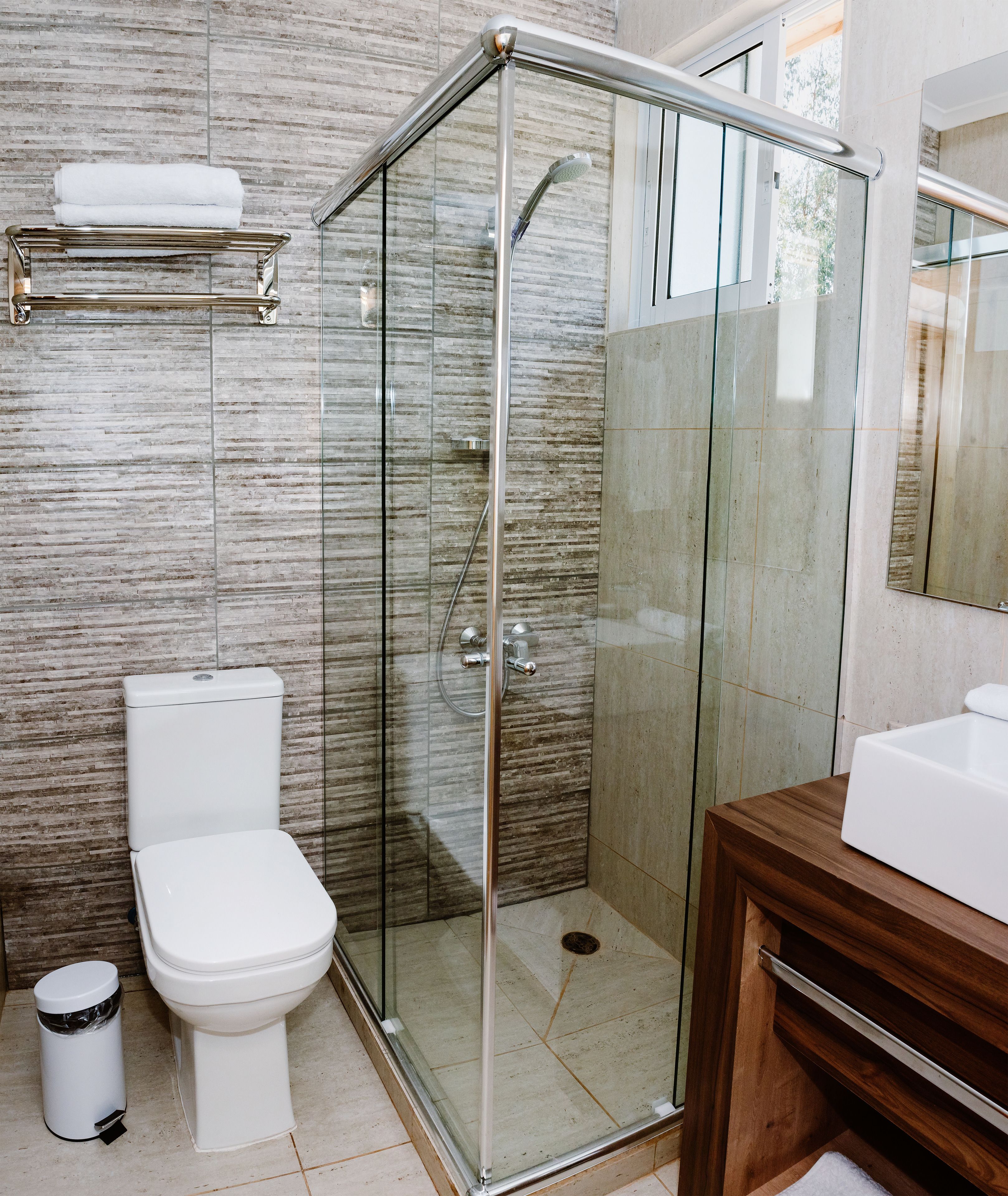 Quarto casal luxo, 1 cama King | Banheiro | Produtos de toalete grátis, secador de cabelo, toalhas de banho 