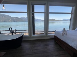 Cabana exclusivo, vista para o lago | Banheiro | Chuveiro com efeito de chuva, produtos de toalete grátis