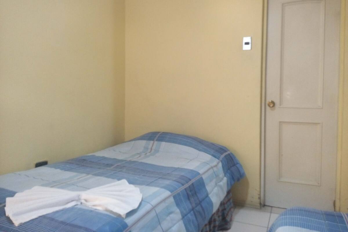 Quarto duplo standard, 2 camas de solteiro | Cofres nos quartos, escrivaninha, camas extras/dobráveis (sobretaxa)