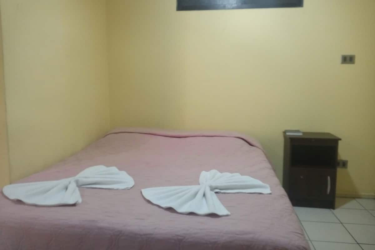 Quarto casal standard, 1 cama de casal | Cofres nos quartos, escrivaninha, camas extras/dobráveis (sobretaxa)