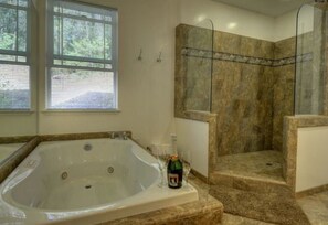 Quarto, banheiro privativo (Bigleaf Maple) | Banheiro | Secador de cabelo, toalhas de banho