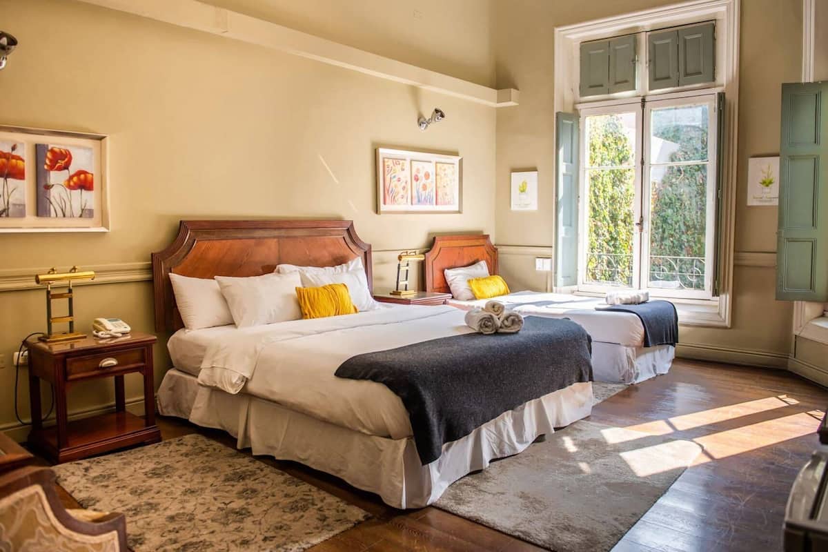 Roupas de cama premium, escrivaninha, Wi-Fi de cortesia, roupa de cama