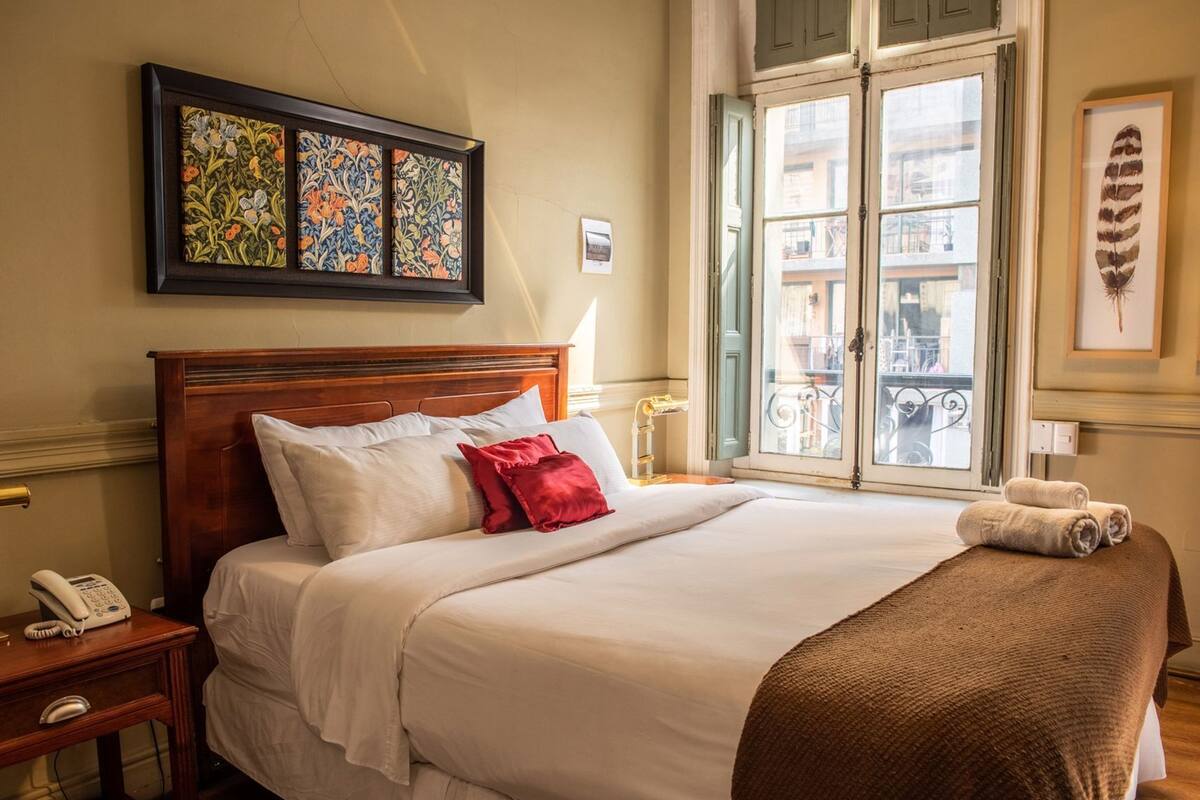 Roupas de cama premium, escrivaninha, Wi-Fi de cortesia, roupa de cama