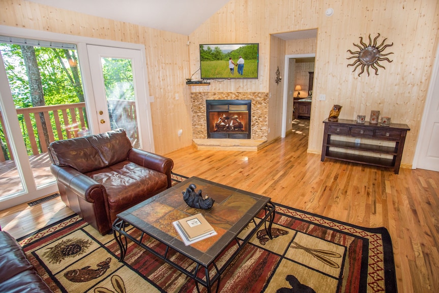 Heaven’s Gate 1 | Hot Tub, Views, Pet Friendly - Gatlinburg