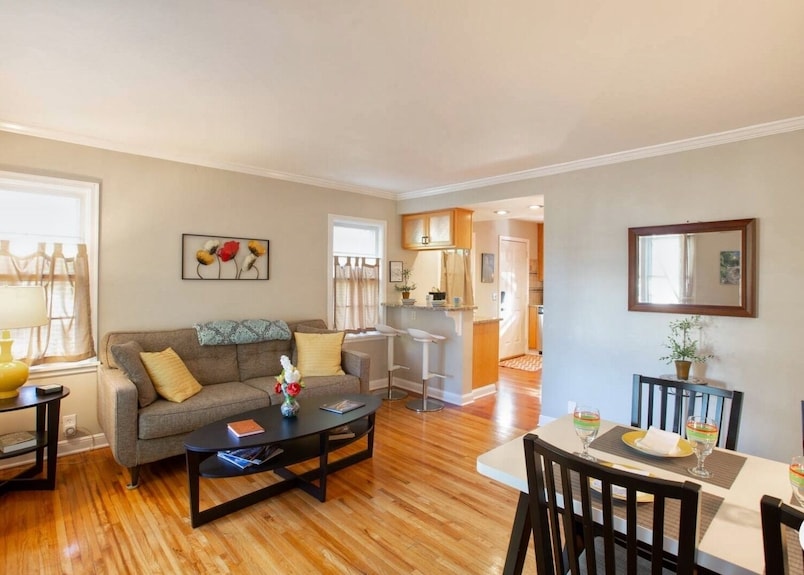 Charming Home In Quiet Historic Neighborhood Near Lakes And Downtown - Minneapolis, MN