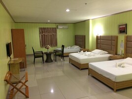 Quarto Familiar ( VIP ) | Secretária, ferro/tábua de engomar, Wi-fi grátis
