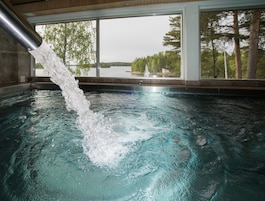 Piscina interior, espreguiçadeiras