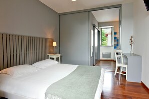 Quarto casal ou duplo standard | Escrivaninha, berços grátis, camas extras/dobráveis (sobretaxa)