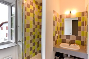 Quarto casal ou duplo standard | Banheiro | Chuveiro, produtos de toalete grátis, secador de cabelo 