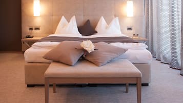 Quarto casal luxo, sacada (2 Person) | Frigobar, cofres nos quartos, escrivaninha, Wi-Fi de cortesia