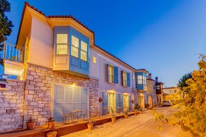 Fachada do alojamento (tarde/noite)