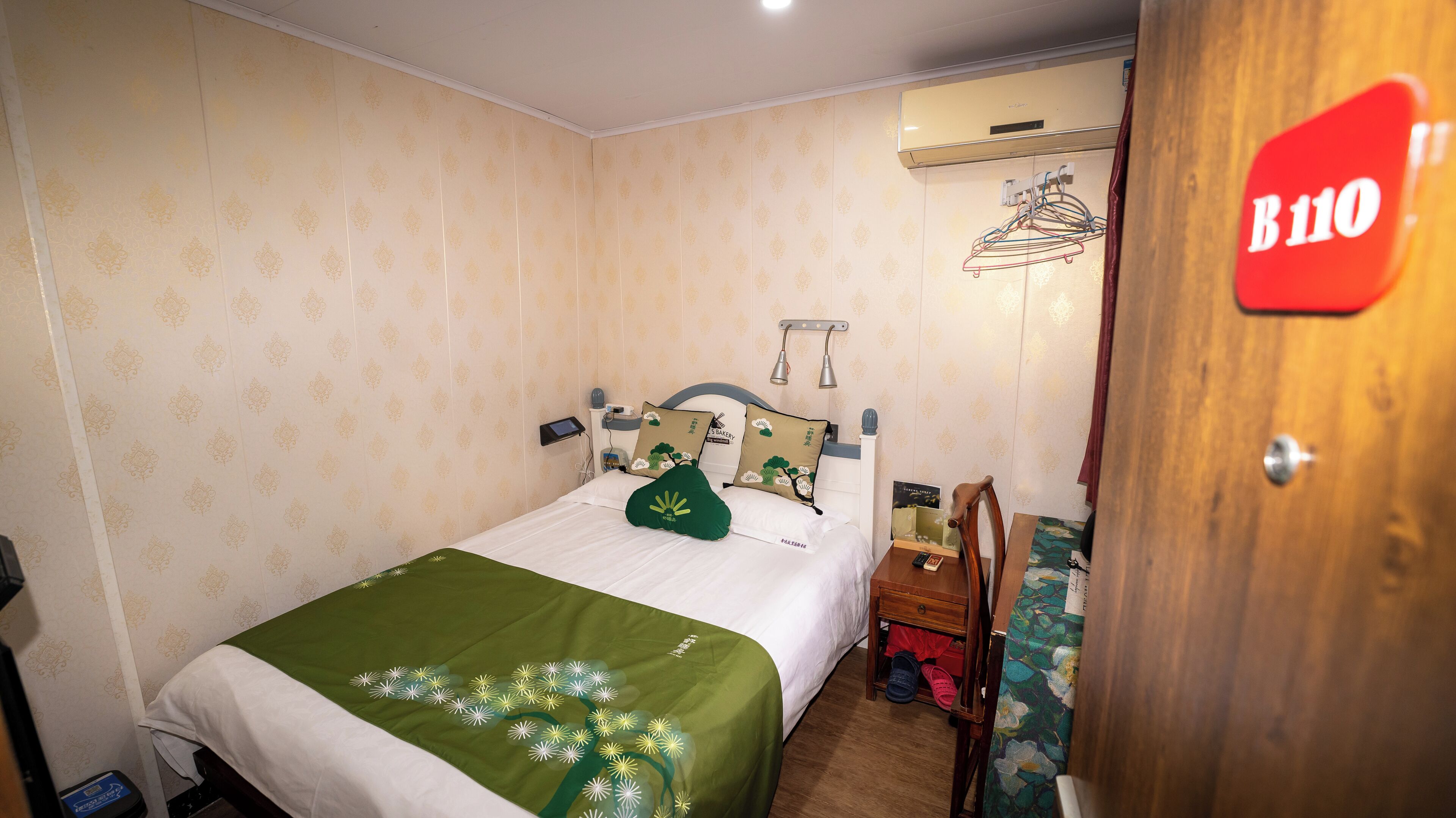Quarto bem organizado com cama, mesa de cabeceira e guarda-roupa.