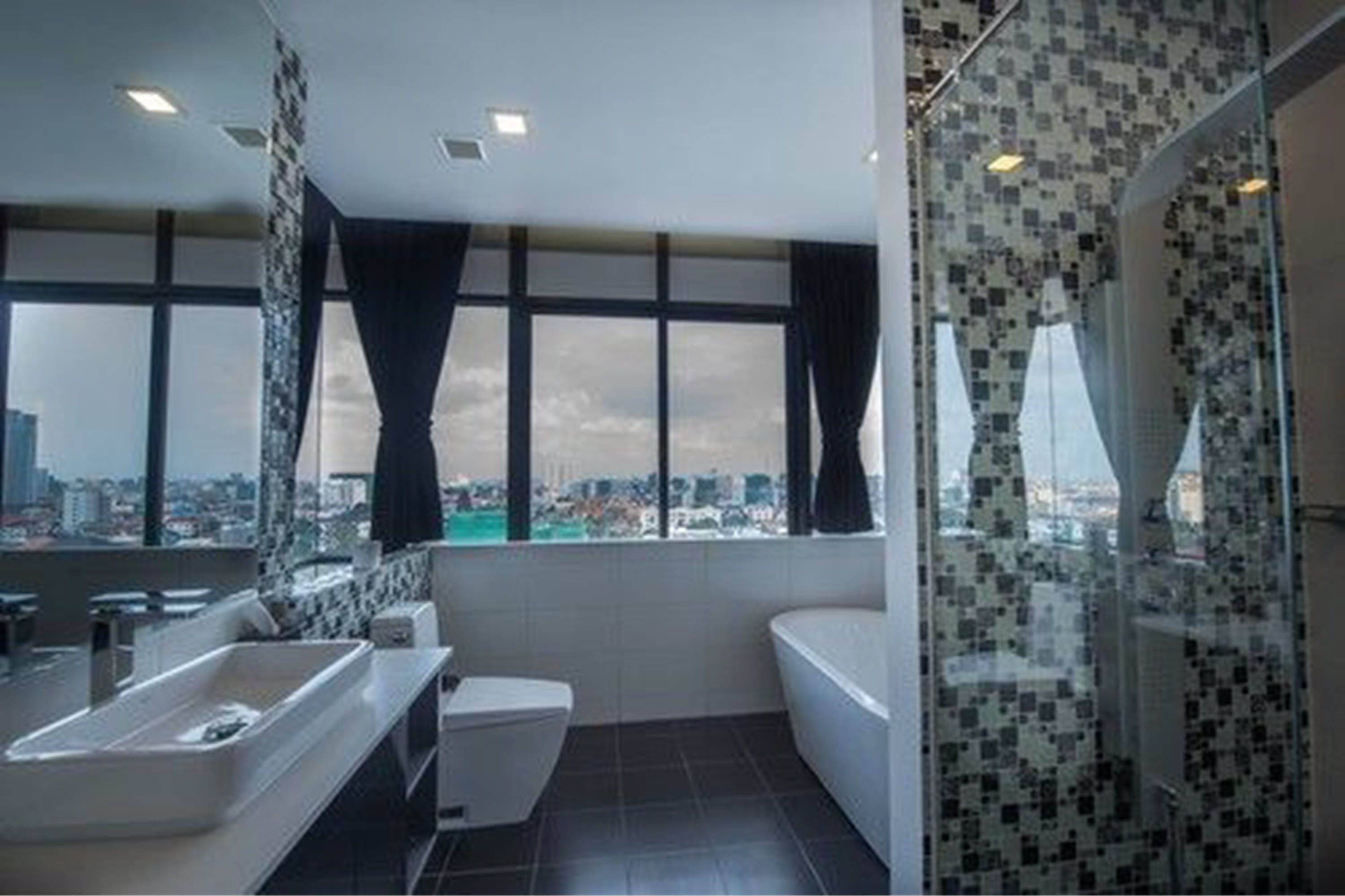 Penthouse de Luxo, 5 quartos, não fumadores, Vista para a cidade | Casa de banho | Uma combinação polibã/banheira, um chuveiro fixo 
