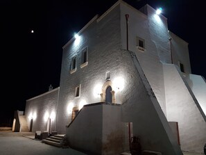 Um edifício com vários andares e uma escadaria que dá acesso aos níveis superiores.