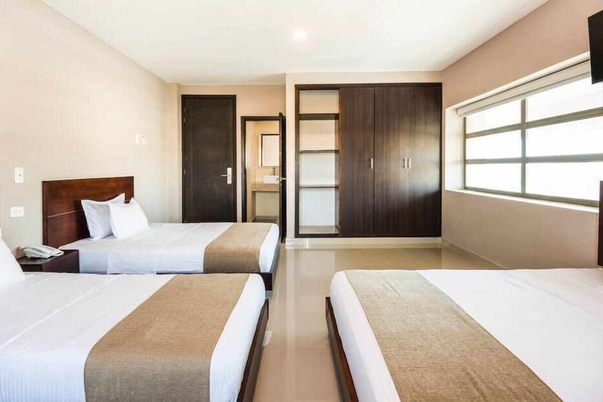 Minibar, cofre no quarto, berços/camas para crianças grátis