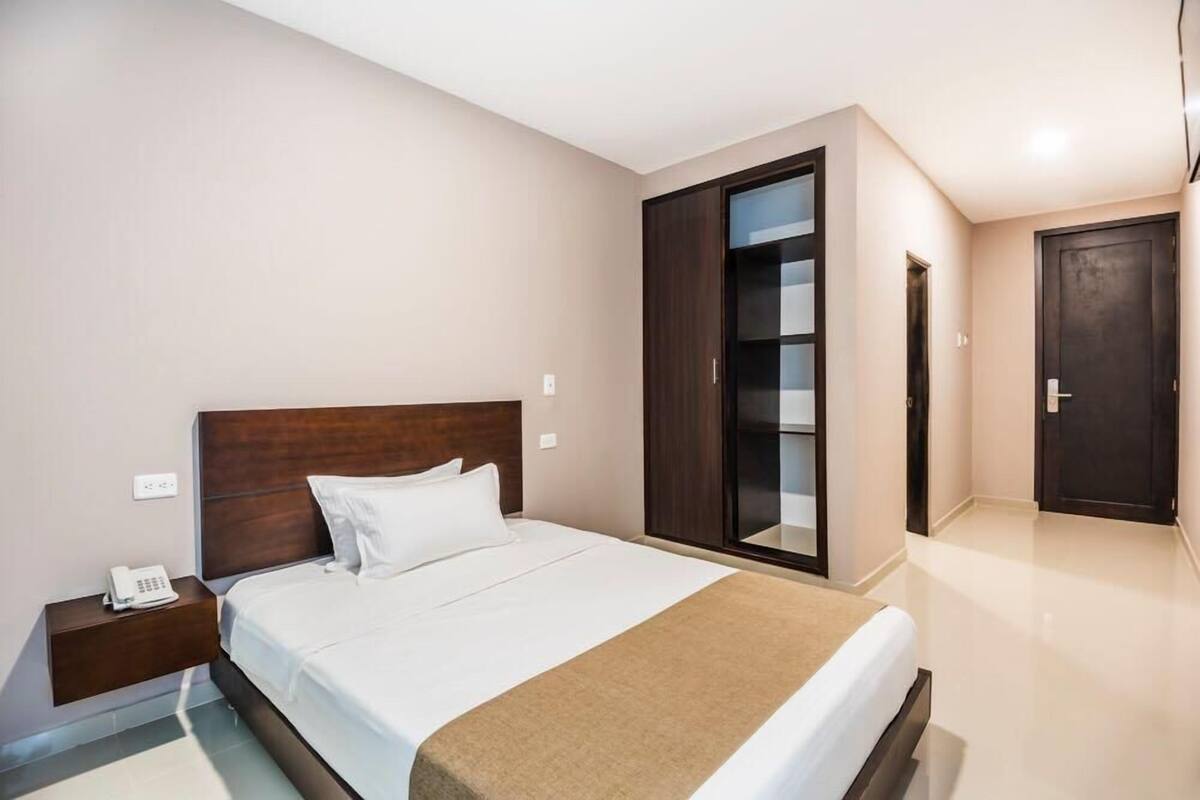 Minibar, cofre no quarto, berços/camas para crianças grátis