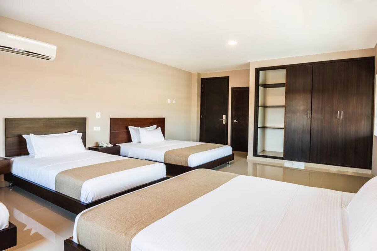 Minibar, cofre no quarto, berços/camas para crianças grátis