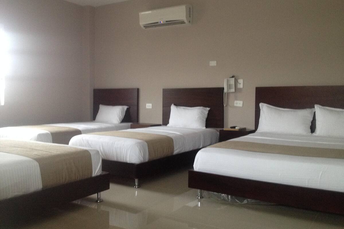 Minibar, cofre no quarto, berços/camas para crianças grátis