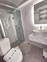 Artigos de higiene pessoal grátis, um secador de cabelo, chinelos 