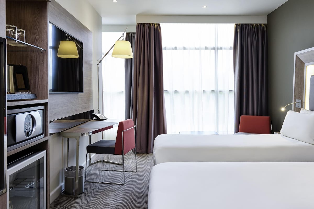 Quarto Standard, 2 camas individuais | Camas de colchão viscoelástico, cofre no quarto, secretária