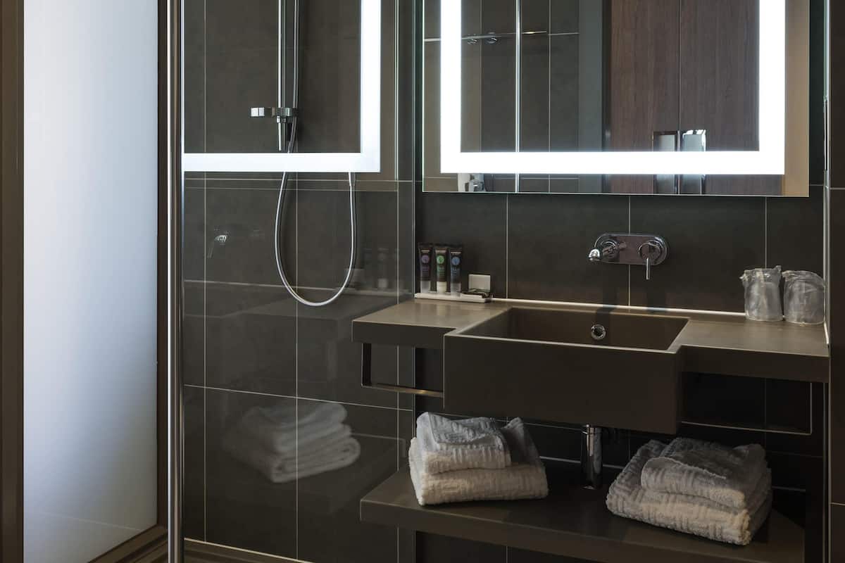 Quarto Superior, 1 cama de casal e sofá-cama | Camas de colchão viscoelástico, cofre no quarto, secretária