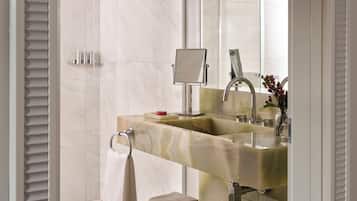 Quarto standard | Banheiro | Secador de cabelo, roupões de banho, chinelos, bidê