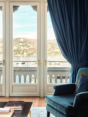 Suíte júnior, 1 cama King, vista para o lago, no canto | Área de estar | TV de tela plana