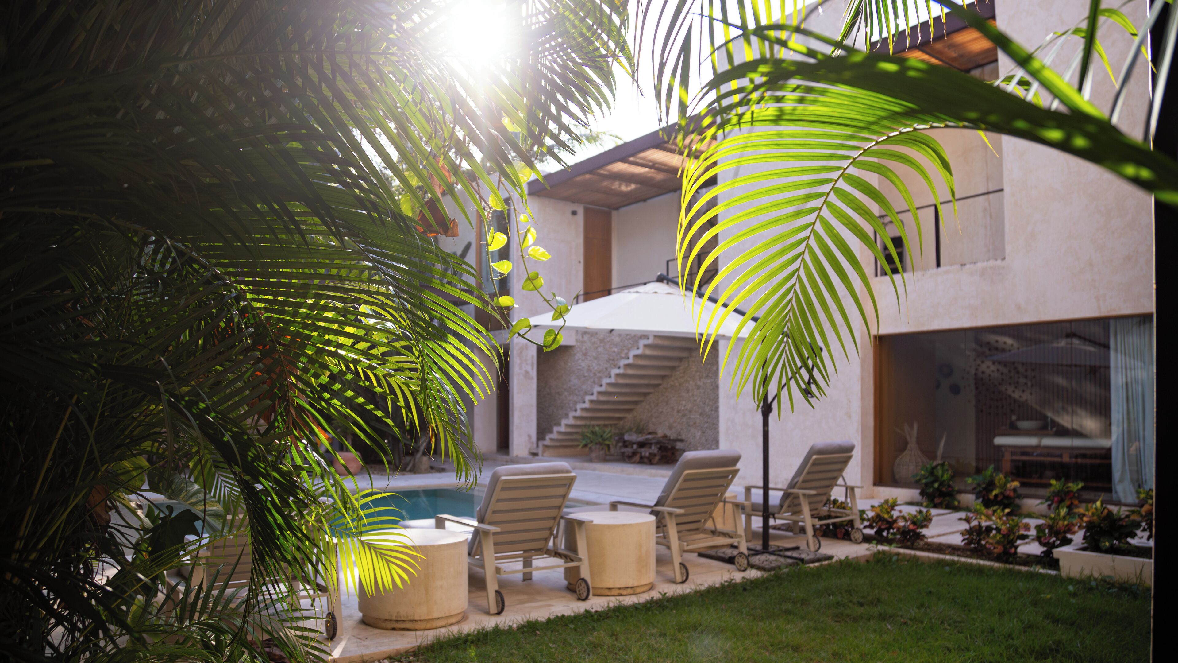 Piscina exterior, espreguiçadeiras 