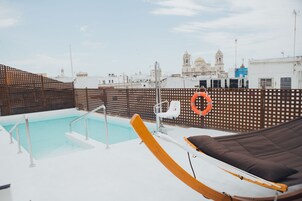 Edredões de penas, camas de colchão viscoelástico, secretária 