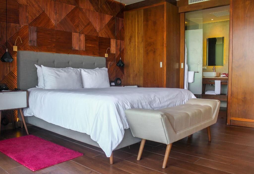 Roupa de alta qualidade, minibar, cofre no quarto 