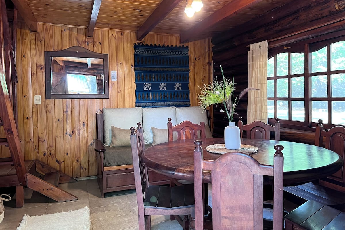Casa Superior | Sala de estar | Televisor de ecrã plano de 34 polegadas com canais por cabo 