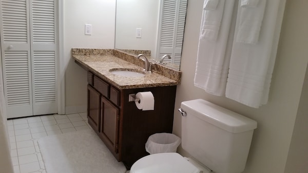 2br\/1ba Private Condo W\/ Terrace Patio - Montgomery County, MD