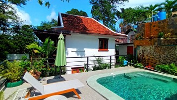 2 piscinas externas, funciona das 9h às 21h, guarda-sóis