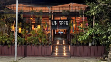 2 bares/lounges, bar ao lado da piscina