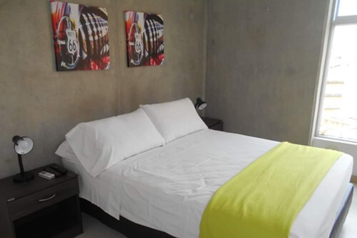 Apartamento superior, 1 cama de casal | Cofres nos quartos, escrivaninha, cortinas blackout