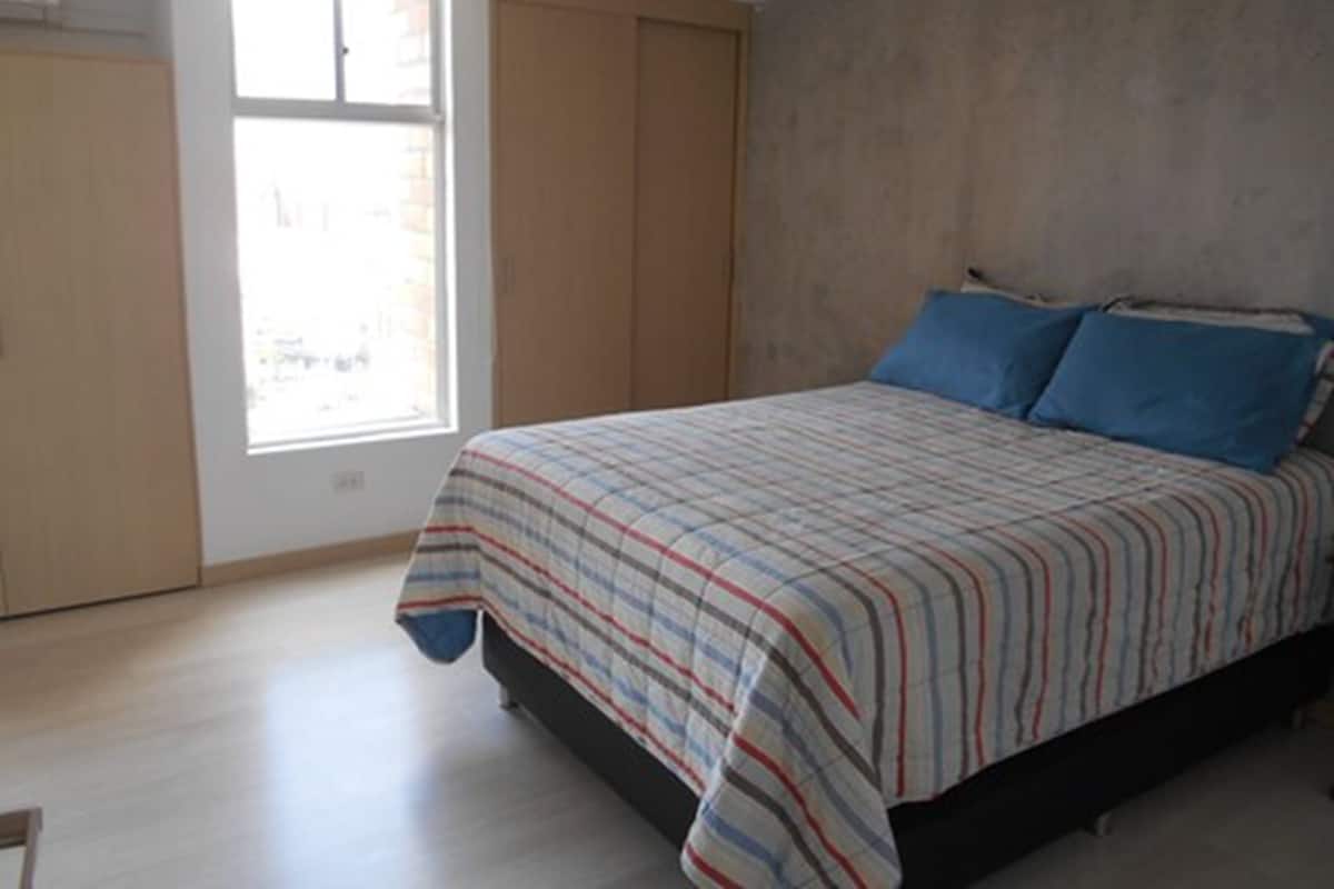 Apartamento superior, várias camas | Cofres nos quartos, escrivaninha, cortinas blackout