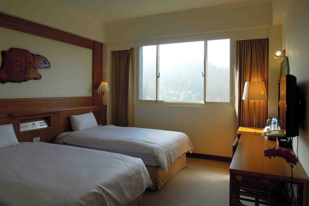 Quarto Twin Standard, 2 camas individuais, vista para a montanha | Roupa de alta qualidade, edredões de penas, minibar grátis, secretária 
