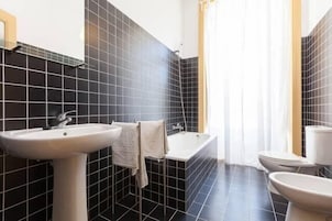 Quarto triplo, banheiro privativo, vista para o jardim | Banheiro | Produtos de toalete grátis, secador de cabelo, toalhas de banho