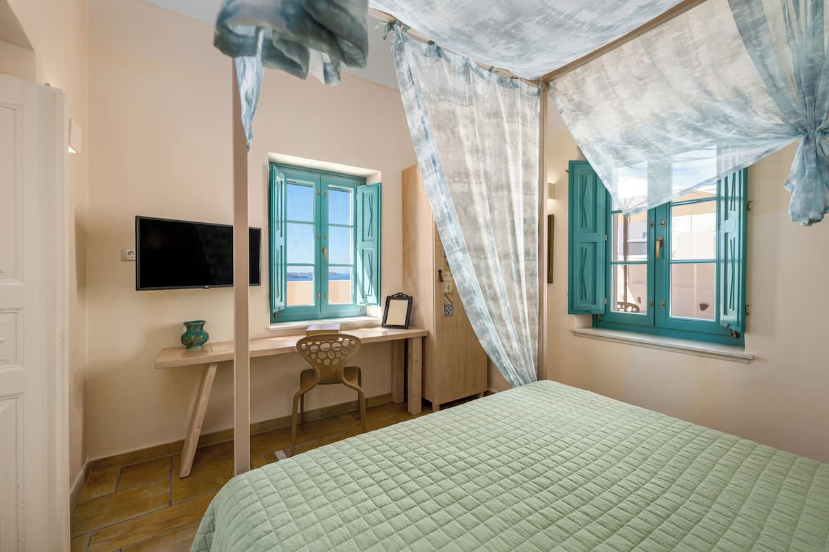 Minibar, cofre no quarto, secretária, quartos insonorizados