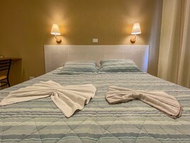 Quarto casal luxo | Frigobar, cortinas blackout, Wi-Fi (sobretaxa), roupa de cama