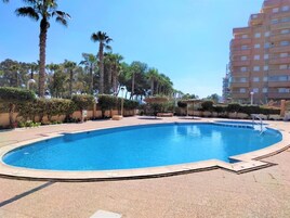 Piscina exterior sazonal, espreguiçadeiras 