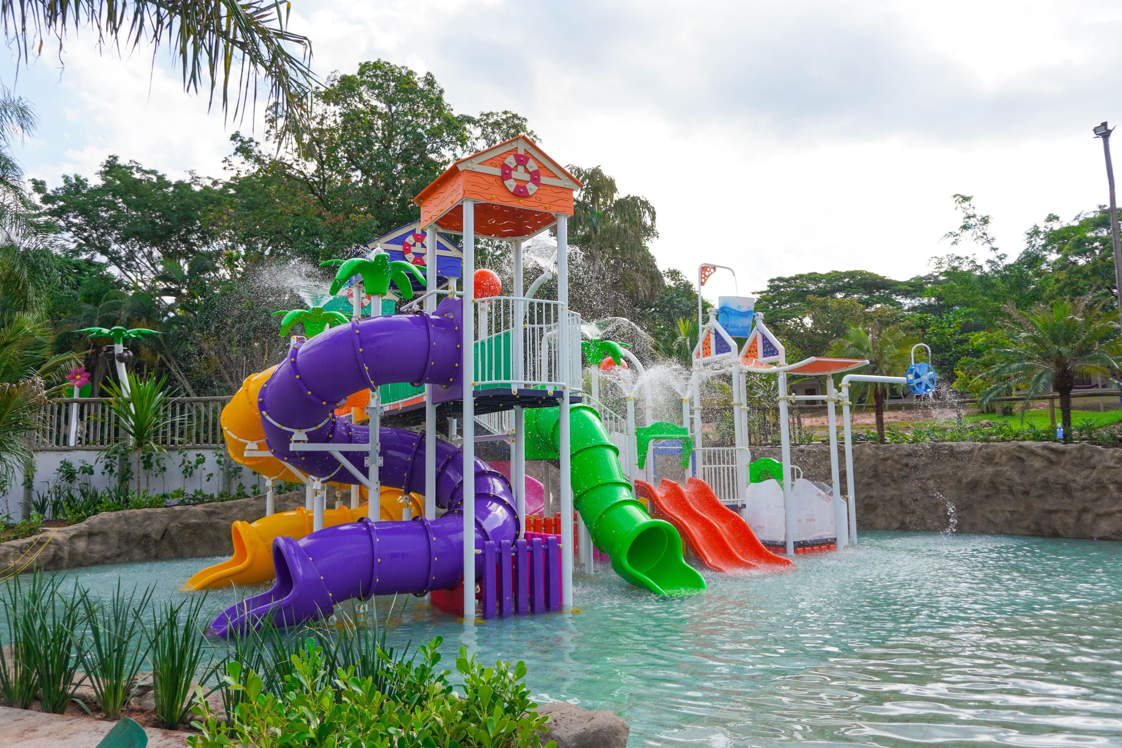 3 piscinas externas, espreguiçadeiras