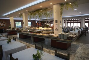 2 restaurantes: opção de café da manhã, almoço e jantar