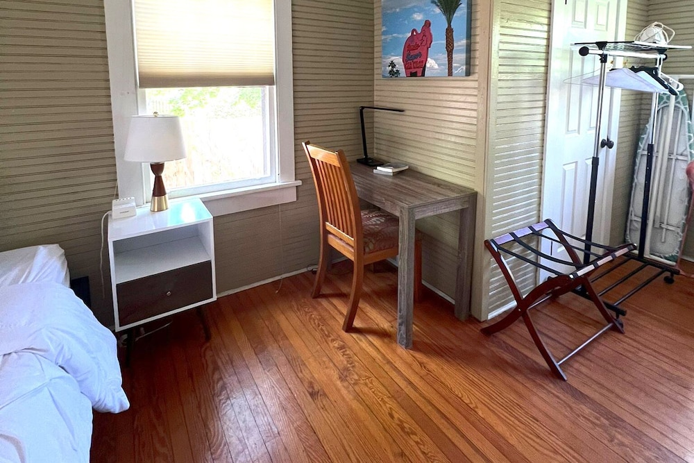 Walking Distance To Downtown! “The Flamingo”- Dogs Stay Free! - Asheville, NC