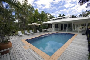 Piscina exterior, guarda-sóis, espreguiçadeiras 