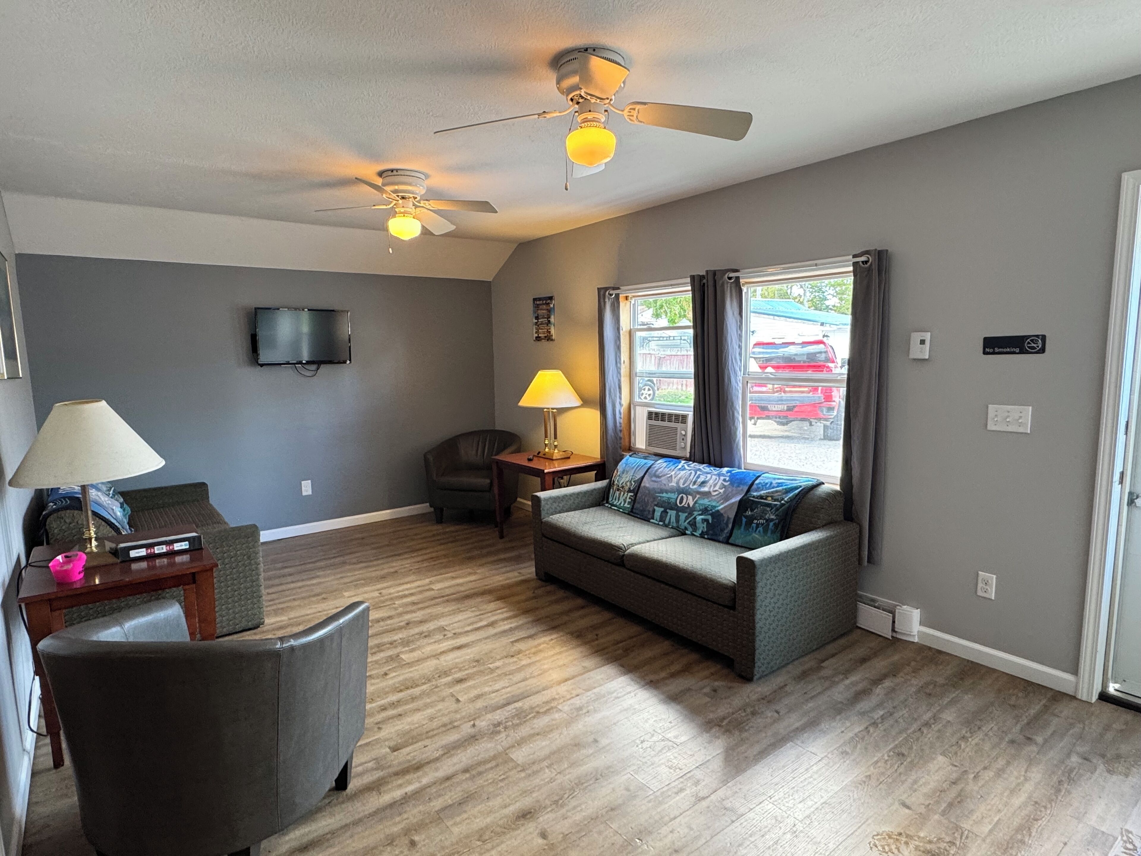 Pet Friendly | A/c | Wi-fi & Cable | Grill |Walk To Lake| Firepit | Wine Country - Ohio