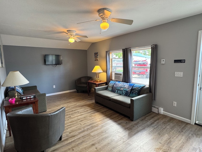 Pet Friendly | A/c | Wi-fi & Cable | Grill |Walk To Lake| Firepit | Wine Country - Ohio