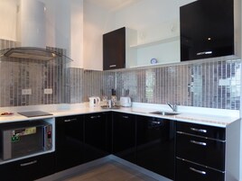 Oasis Garden 2 Bedrooms | Cozinha privada | Geladeira, fogão, cafeteira/chaleira, chaleira elétrica