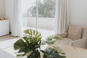 Quarto Twin Comfort | Minibar, secretária, secretária adequada para computadores portáteis 